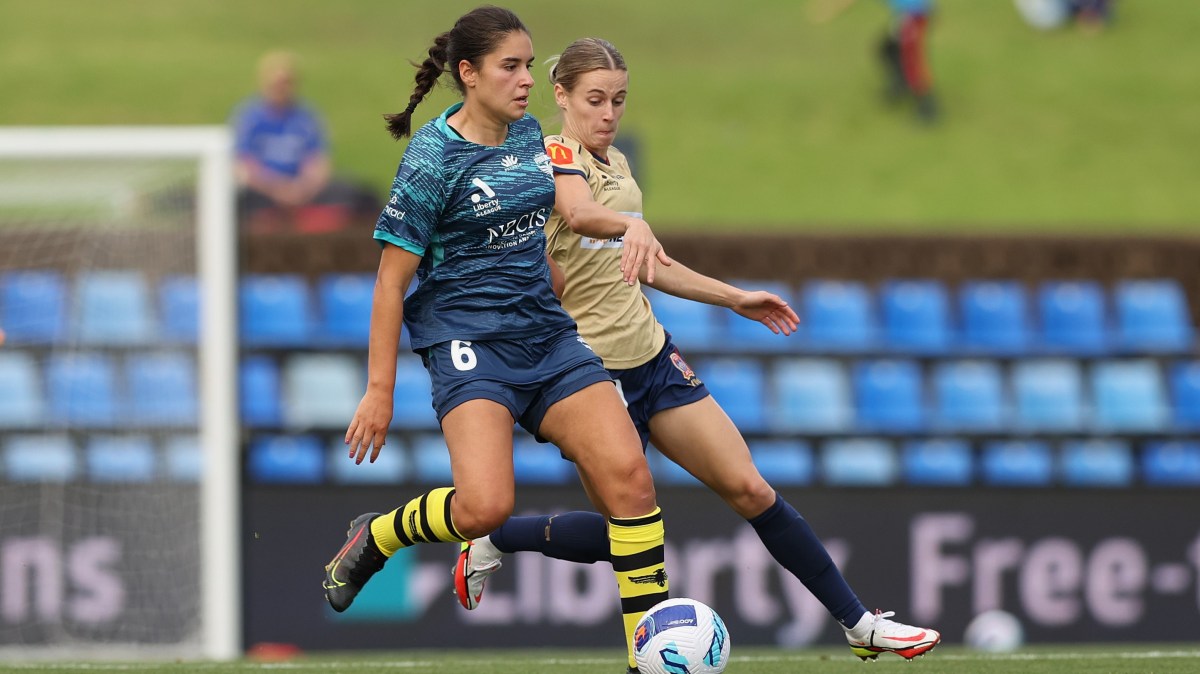 Izzy signs on for another season - Wellington Phoenix